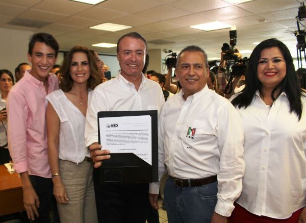 Quirino Ordaz recibe constacia de Mayoría- Mazatlán Interactivo